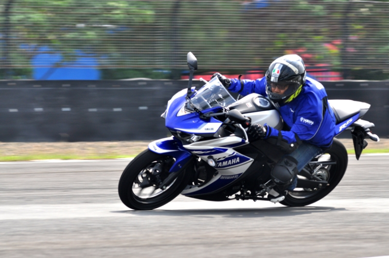 Yamaha YZF-R25 Review Malaysia: Top Speed & Specs